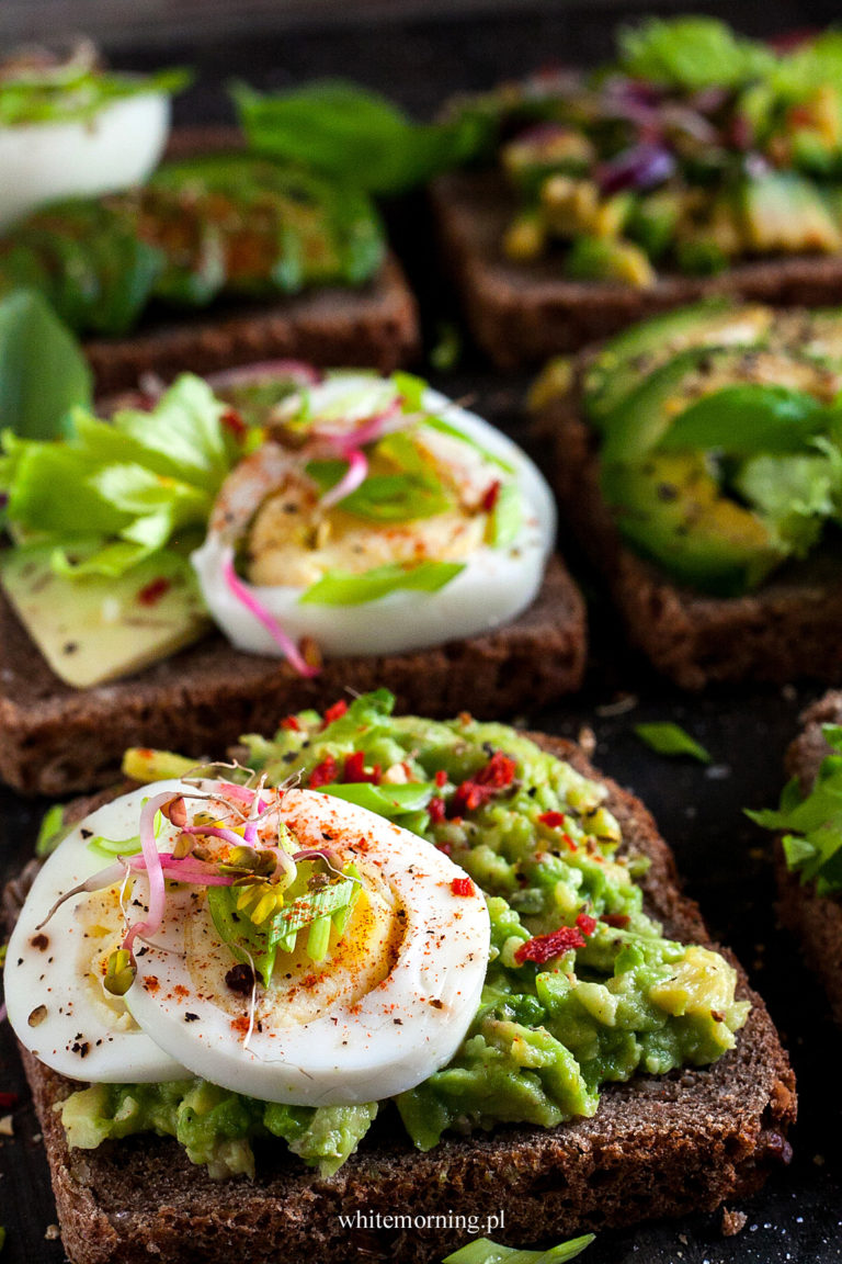 Kanapka z awokado i jajkiem - WHITE MORNING