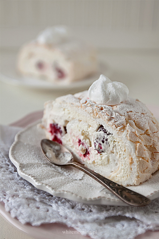 Rolada bezowa z malinami - WHITE MORNING